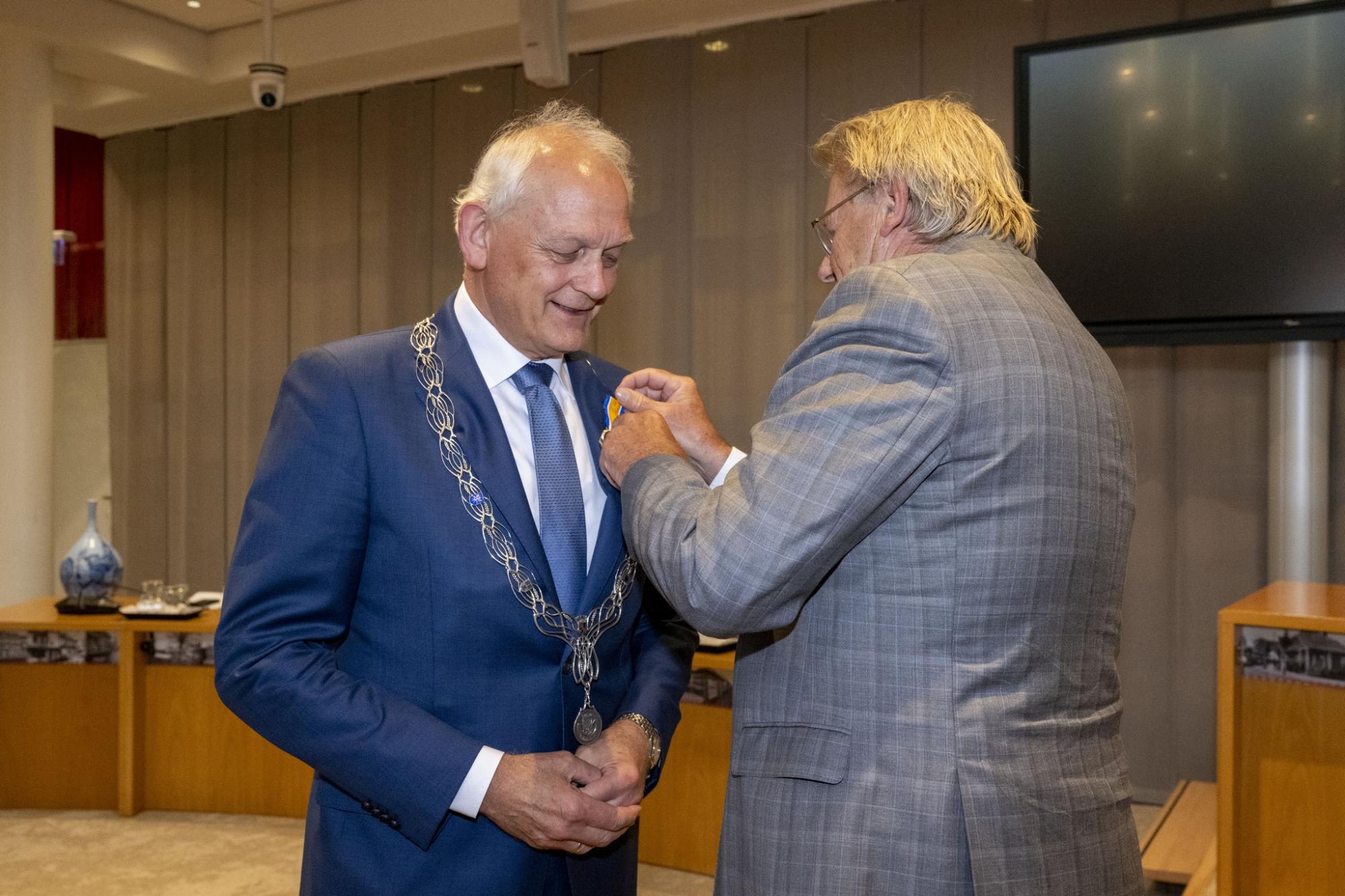 Burgemeester Cor Lamers neemt afscheid met Koninklijke onderscheiding en Aleidapenning | Schiedam